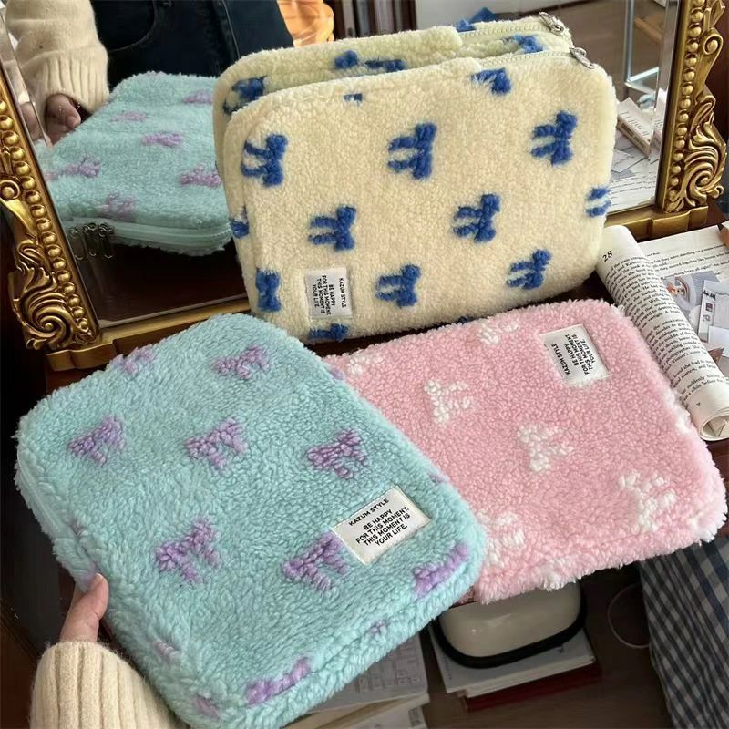 商品詳細 特徴 ・ノートパソコンやタブレットの持ち運びに便利なとってもお洒落なカバンとなります。 サイズ 11インチ( 約280x210mm 140g) 13/14インチ( 約350x250mm 195g) 15/15.6インチ( 約380...