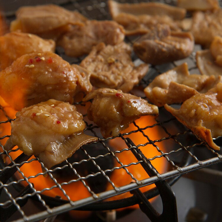 国産牛と国産豚のホルモンを香ばしい特製しょうが味噌ダレにからめました。本格派の味わいをご家庭でお楽しみいただけます。そのまま焼いたり野菜と炒めておかずの一品に、ビールのお供にオススメです。 ホルモンは特製味噌ダレにからめておりますので中心部...