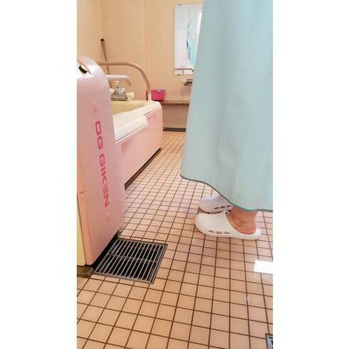 【商品スペック】特長●滑りにくいハイパーV搭載の入浴介助用サンダル●水や石鹸水滑りやすいお風呂場でしっかりとグリップ●ストレッチャーや車椅子使用時に負傷しやすい爪先を保護●足の負担を軽減したクッション性の高いEVA素材用途●入浴介助仕様耐滑...