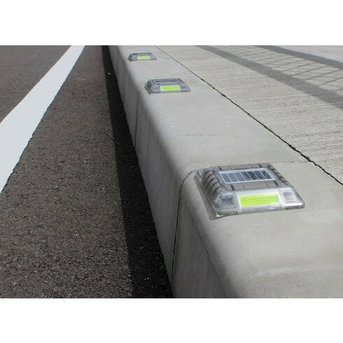 【商品スペック】特長●ソーラー式のため、太陽光があたる箇所では電池交換不要です（約7年間）。●短時間（2時間）で充電可能です。用途●工場内での安全表示に。●夜間の外灯がない箇所に。仕様●色：赤●幅(mm)：100●奥行(mm)：120●高さ...
