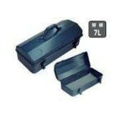 【商品スペック】特長●オーソドックスで軽便なスチール製工具箱です。用途●作業工具の収納。仕様●外形寸法(mm)間口：430●外形寸法(mm)奥行：125●外形寸法(mm)高さ：168仕様2●内容積：7L材質／仕上●スチールセット内容／付属品...