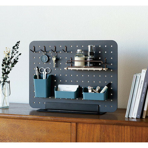 【商品スペック】特長●壁面収納としても用いられているペグボードの自由なカスタマイズ性はそのままに、工具不要な手軽さを卓上で実現しました。用途●机上の収納に。仕様仕様2●製品寸法：約W68×D50×H95mm※フック部除く材質／仕上●本体：A...