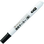 【商品スペック】特長●シングルタイプの油性マーカーです。用途仕様●インク色：黒●文字サイズ：中字●筆記線幅(mm)：1〜3●軸径(mm)：15●全長(mm)：146仕様2●油性マーカー●線幅：1〜3mm（中字）材質／仕上セット内容／付属品注...