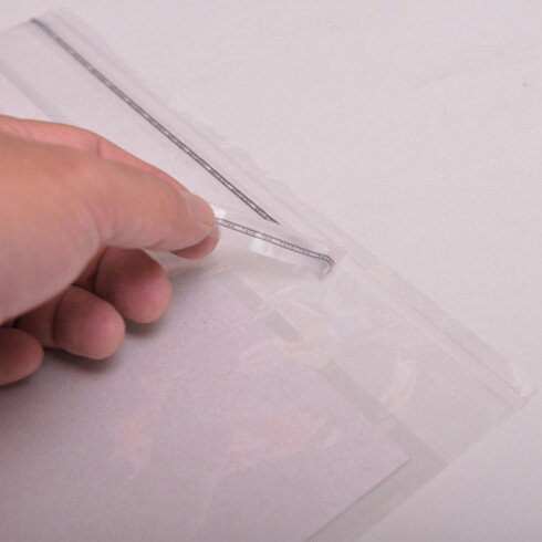 【商品スペック】特長●透明度が高く、パリッとした質感で防水性・防汚性に優れます。●透明なので中身が美しく見えます。●シール部のはく離フィルムは、はがす際に指に付きにくい静電気防止仕様です。●幅広いサイズ展開で様々な用途に使えるテープ付き(シ...