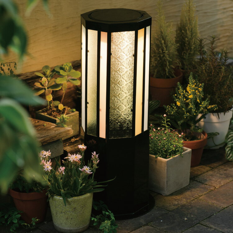 ■特徴・ガラスのテクスチャーが織りなす光は色んな表情を見せてくれます。・配線不要の置くだけの仕様なので玄関先のアプローチだけでなくマンションなどのベランダにも置くことが出来ます。・明るさは60ルーメン。・LEDホワイトとLEDイエローの2色...