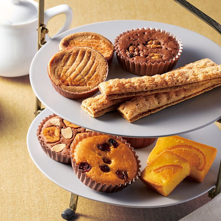 【商品詳細】しっとり生地にフルーツやナッツを飾ったプチケーキやオレンジケーキ、さくっとした食感の中にキャラメルの風味が香る少し長いサイズのロングパイ、アーモンドが香ばしく香るフランス伝統の厚焼きクッキーと、ホテルの豊かなティータイムを演出す...