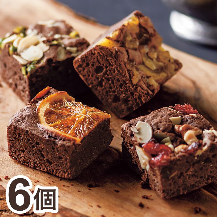 【商品詳細】濃厚なチョコレートの生地に、香ばしいナッツや甘酸っぱいフルーツをトッピング。ピスタチオとアーモンド、ごろっとしたパイナップルやネーブル、たっぷりのドライフルーツとナッツ…。おいしさをぎゅっと詰め込んだキューブが、お口に小さなしあ...