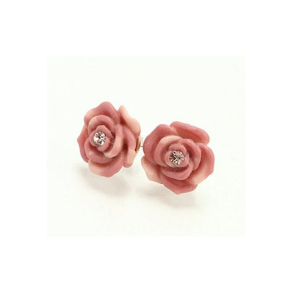美しいデザインの薔薇モチーフピアス。派手すぎず落ち着きのある大変素敵なアイテムです。パーティーシーンにも◎。サイズ：約1.5cm重量：約2.9g材質＝ポリエステル樹脂　、真鍮、クリスタルガラス、ポスト：チタン、キャッチ：真鍮原産国：中国型番...