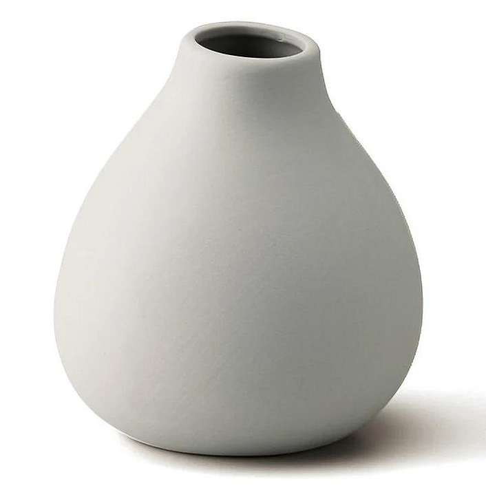 【商品説明】小ぶりなサイズのフラワーベースは、お花初心者にもおすすめです。お気に入りの草花を一、二輪挿すだけで、雰囲気良く飾ることができます。素材は、マットな質感の陶器です。水アカなどが目立たないのも嬉しいポイントです。ニュアンスのあるカラ...