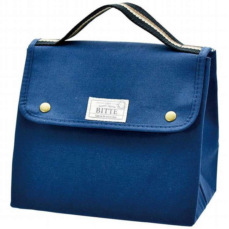 【商品説明】通年使いやすいデザインのランチバッグ。ボーダー柄のハンドルが、トラッドを演出するアクセントに。内側はアルミ蒸着フィルムで、保冷・保温効果を補助します。ボタンが2箇所に付いているので、持ち運び中もバッグがしっかり安定します。生産国...