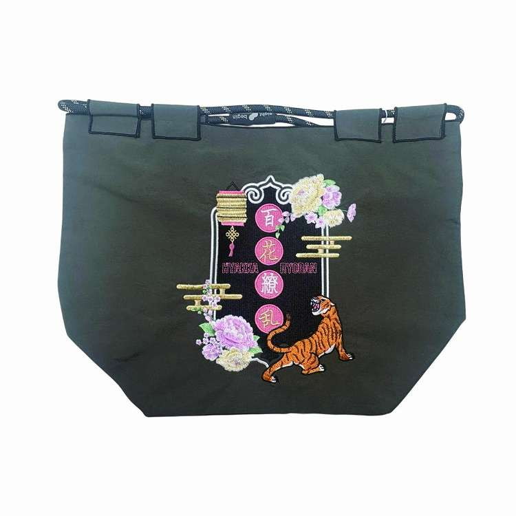 【商品説明】個性的な刺繍がおしゃれなバッグです。エコバッグやショッピングバッグ等、使わないときはコンパクトになるのでとても便利です。生産国:中国商品サイズ:430×185×300mm【代引きについて】こちらの商品は、代引きでの出荷は受け付け...