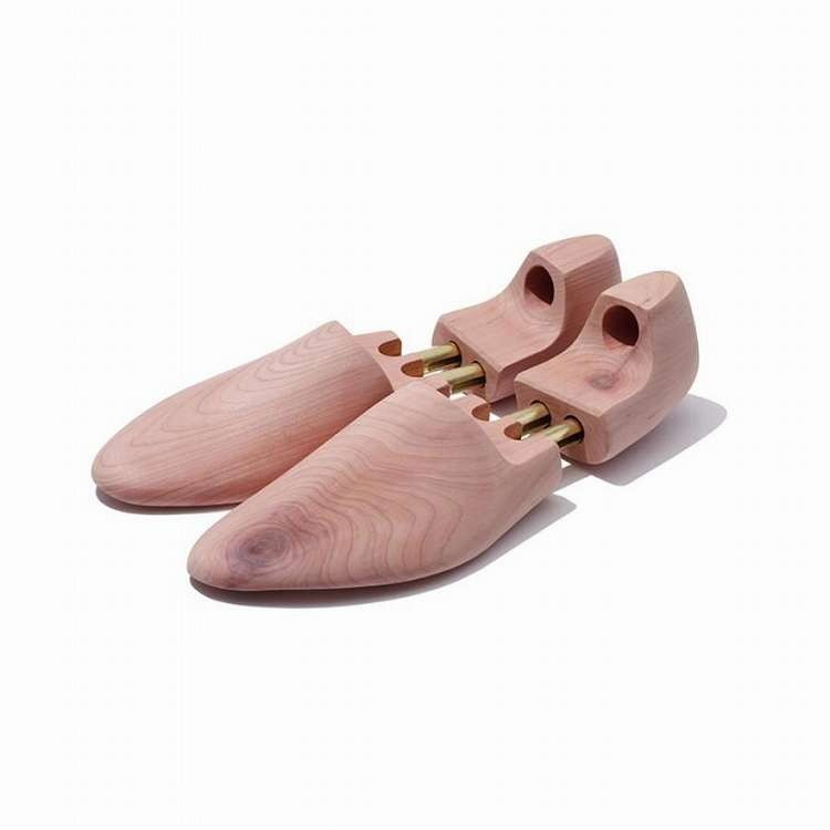 【商品説明】英国老舗シューメーカーの代表的なスリッポンシューズのラストをベースに製作しました。とても汎用性の高い木型なので、他ブランドのあらゆるスリッポンシューズにもマッチします。オックスフォードタイプよりも甲を低く、かつ広い面積で支え、甲...