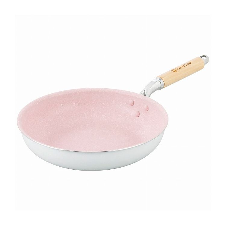 【商品特徴】こびりつきにくく、お手入れ簡単！とっても軽くて使いやすいです。木製ハンドルで高級感があり、軽量で使いやすいフライパンです。【製造者】apide【箱サイズ（cm）】47×28.3×10.5cm【現品サイズ・内容】直径26cmフライ...