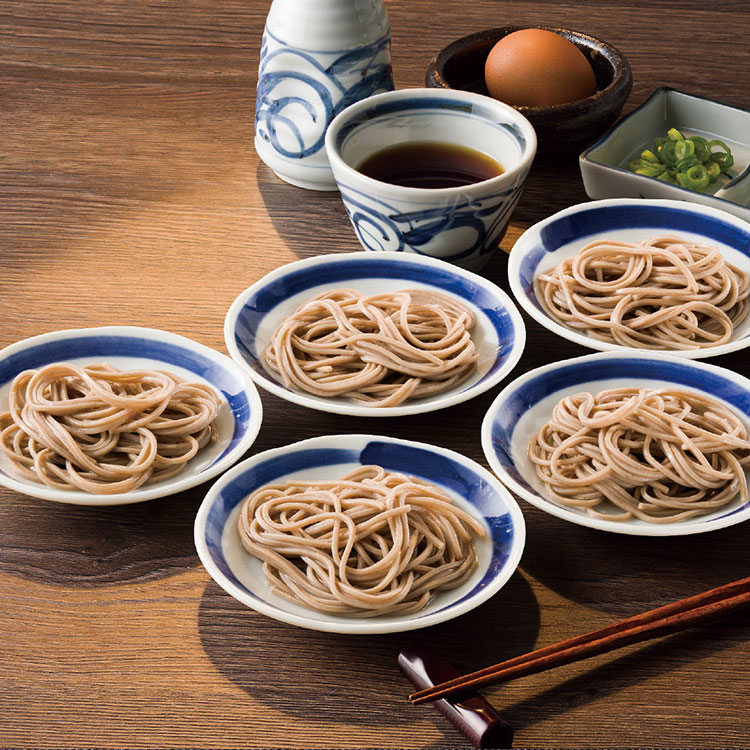 【商品詳細】300年の歴史と伝統を誇る近畿随一のそば処・城下町出石の味です。香りと麺腰、さらに喉越しの良さが自慢です。兵庫産のそば粉・小麦粉・食塩を使用したワンランク上の蕎麦に仕上げました。上品な木箱入。特製ストレートつゆ付き。6ヶ月間と非...