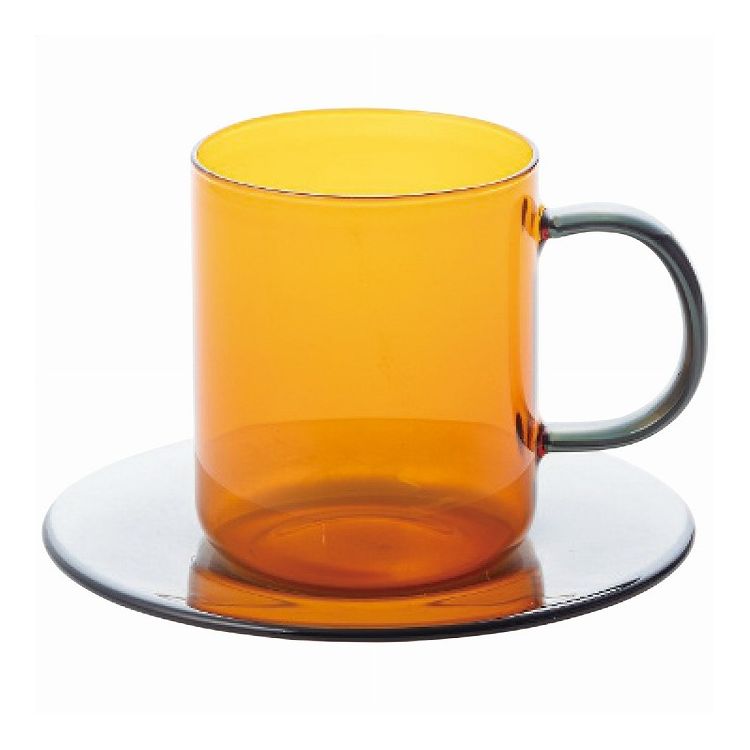 【商品詳細】耐熱ガラス製でバイカラーの色合いが美しいマグカップとソーサーのセットです。シンプルな形状やサイズ感。一年中使っても空きが来ないデザインです。レトロな雰囲気でコーヒータイムを彩ります。 生産地:中国 現品サイズ・内容:11.5×7...