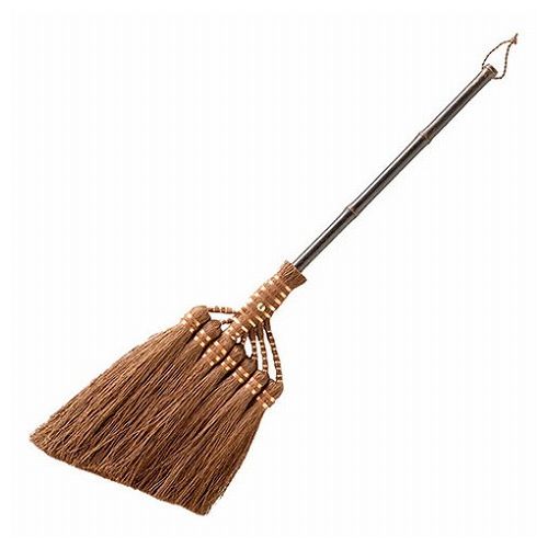 【商品特長】時代の流れとともに棕櫚皮を剥ぐ職人さんが少なくなり、国産棕櫚の入手が難しい今、良品質の棕櫚皮を当社のバイヤーが海外に直接出向き、厳選に厳選を重ねて輸入した「棕櫚鬼毛箒」です。お手入れ次第で末永くご使用いただけます。【深海産業】と...