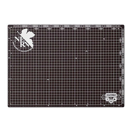 商品詳細表面は10mm間隔のグリッドと5mm間隔のめもり、規定用紙サイズ(B5・A4・B4・A3・ハガキサイズ)の目安付き。注意事項などの表記をワークブランド「A.T.FIELD」らしくアレンジしつつも実用的なデザイン。裏面は2号機のイラス...