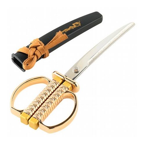 純金メッキを施した豪華なはさみ【商品説明】日本刀モチーフで持ち手が純金(24K)メッキの豪華なはさみ。鞘には龍の印刷を施し、掛台に飾ると際立つ存在感です。関の刃物職人が1本1本丁寧に刃付けを行った切れ味鋭い逸品。カーブした刃は引き切り効果を...