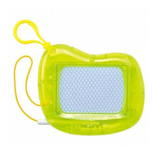 かばんに取り付けられる小さいおえかきボード!特長何回でも書いて消せるミニおえかきボードです。キーホルダーとしても使用可能です。紙を無駄にすることなく、おえかきを楽しむことができます。仕様●商品サイズ:85×100×20mm●セット内容:本体...