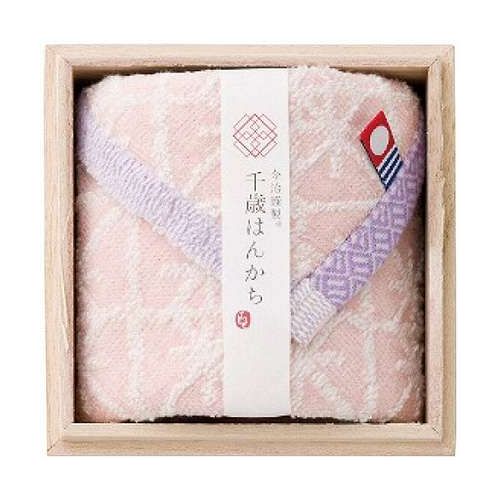 【商品詳細】模様刺しをモチーフにした今治タオルのタオルハンカチ。イベントのノベルティ、ちょっとしたご挨拶ギフト等にご利用いただける今治タオルギフトです。【仕様】メーカー品番 : HK1017PI(ピンク)内容物 : 25×25cmミニタオル...