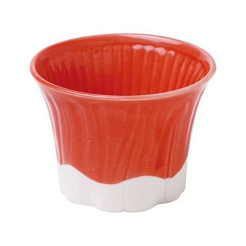 【商品詳細】おちょこをひっくり返すと富士山の姿に。噴火口は桜の形に成形されていて、おちょこの底には冠雪したミニ富士山が隠れています。日本人の心を食卓でお楽しみください。【仕様】●サイズ : 約Φ4.5×H5.6cm●容量 : 約90ml●箱...