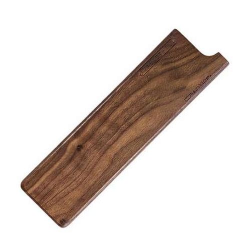 内蔵のマグネットで刃が包丁カバーにフィットする、汎用の包丁カバーです。自然な風合いとやさしい手触りの天然木(ウォールナット:くるみの木)を使用し、一つ一つ手作業で仕上げられています。包丁を差し込むと刃の峰が内蔵マグネットに吸い付き、包丁カバ...