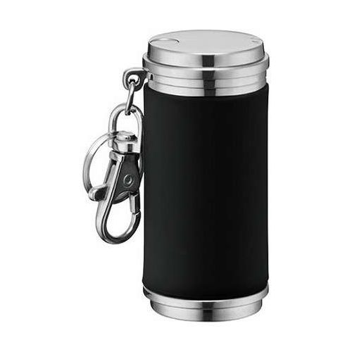 スタイリッシュなスライド式アルミ製携帯灰皿持ち運びに便利な軽量アルミボディの携帯灰皿。ふたの開閉は片手で可能。上蓋を左右に押すと開く開閉式。底蓋は回転させると開きます。吸い殻はこまめに捨て使用したら必ず蓋を占めてください。カラビナと二重リン...