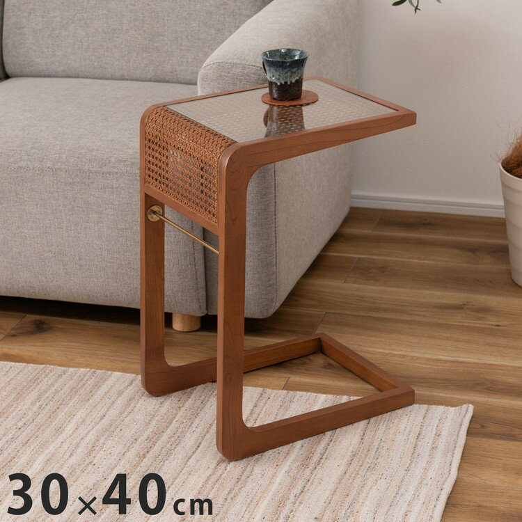 ■商品サイズ幅30×奥行40×高さ55cm■素材天然木(ミンディ)、ラタン、ラッカー塗装、5mm強化ガラス、スチール(クロムメッキ)■生産国インドネシア■特徴天然ラタンで編まれたメッシュを全体にあしらったガラステーブルシリーズ。カゴメ格子と...