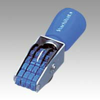 この印鑑はシャチハタ・既製品回転ゴム印(欧文4連)4号明朝体商品番号：19520CF44Mでございます。2．6cm×2．85cm×9cm【送料について】北海道、沖縄、離島は送料を頂きます。