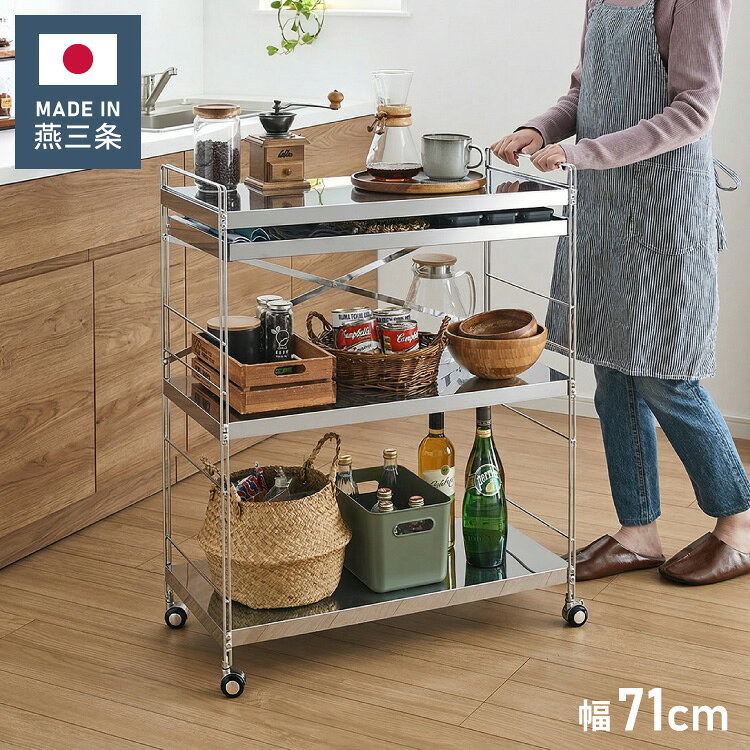 【商品説明】当店オリジナルのステンレス製キッチンワゴン。フレーム部分にダブルワイヤーを採用し、さらにデザイン性にも拘って開発しました。ステンレス製の天板は調理スペースとしても使用可能で、限られたキッチン周りのスペースを拡大してくれます。キャ...