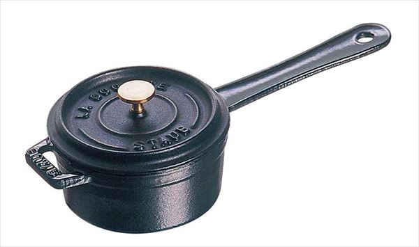 【商品説明】●三ツ星シェフが大絶賛。ミシュランの星付有名レストランの数多くのシェフが好んで使用するストウブ社(本社：フランスチュルケム TURCKHEIM)●ストウブ社の製品は独自の黒マットエマイユ加工により、さらに使いやすさがアップします...