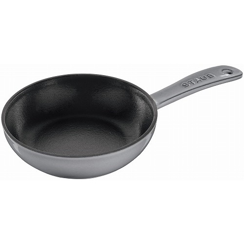 ■商品説明オーブン、直火対応の小型のスキレットは、調理にもテーブルサービスにも提案できるサイズです。■直径・サイズ外径：167■深さ深さ：37.8■重さ重さ：1.06kg■容量容量：0.6リットル【代引きについて】こちらの商品は、代引きでの...