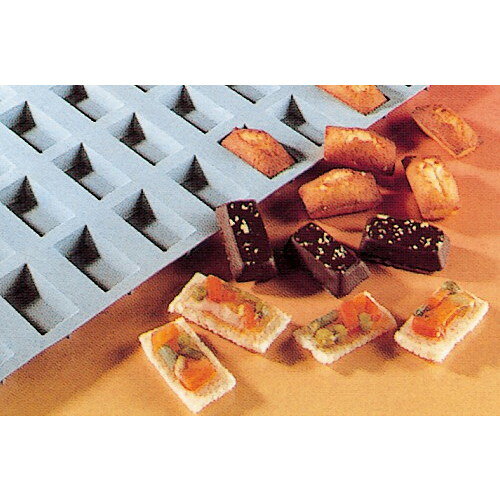■商品説明●5%の鉄粉が入っているため金属製焼き型に近い焼き上がりになります。●他社製品と比べ同じサイズで焼ける型数が多いので経済的です。●ベイキングシートに載せて簡単クッキング●オーブンへ冷蔵庫・冷凍庫へ=耐熱性耐冷・耐熱温度：-40℃〜...