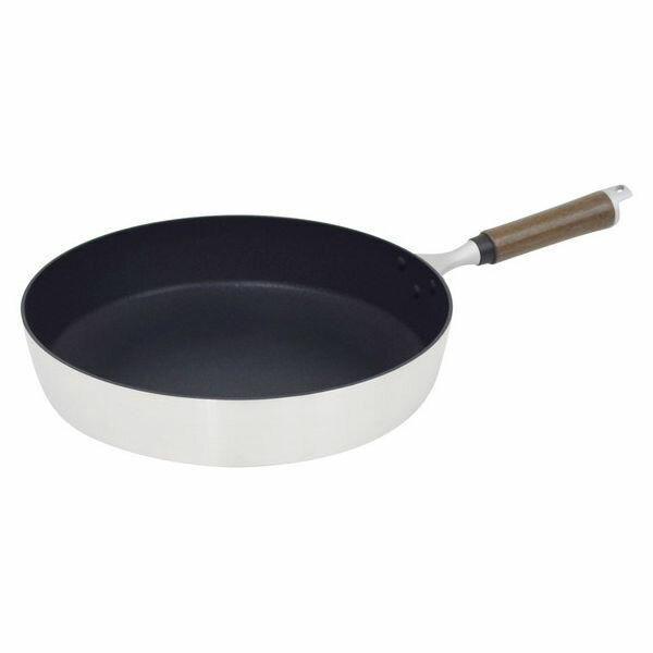 ■特徴●｢広い・深い・軽い｣がそろった使いやすいフライパン● 材質:本体/アルミマグネシウム合金 取手/フェノール樹脂、木材、アルミ合金 内面/テフロンTMプラチナプラス加工 外面/サテン仕上●一般的なフライパンに比べ焼面が約27%も広く深...