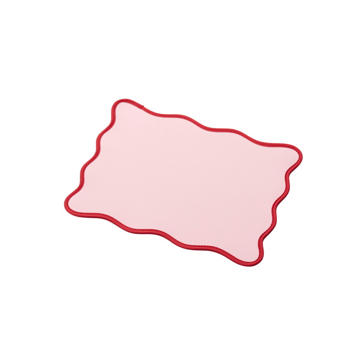 【商品説明】■波のようなウェーブラインが個性的なマウスパッドです。■2色のコントラストが美しいバイカラーデザインで、デスクを華やかに彩ります。■デスクのレイアウトに合わせて縦横どちらでも自由に配置可能。作業スペースを効率的に活用できます。■...