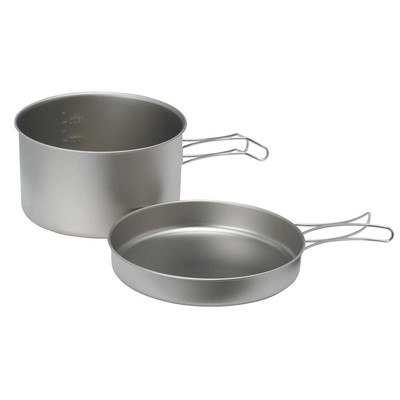 【商品説明】●ATSチタンクッカーシリーズは全てが日本製。●最新技術のクッカーでこだわりの料理を。●メモリを100cc単位で刻印したため、フリーズドライ食品やインスタントラーメンなどの携帯食品の水量を測るのにとても便利です。●ハンドルに角度...