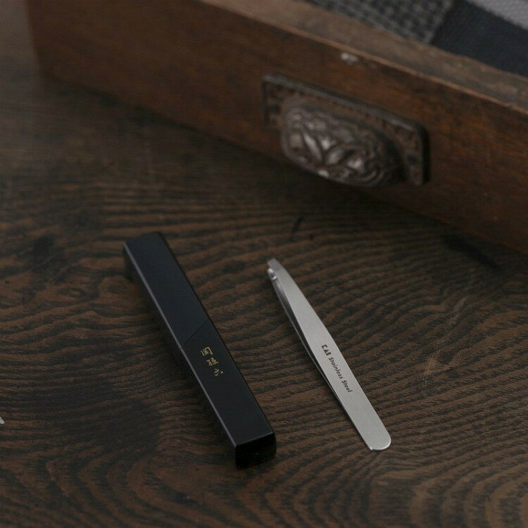 【商品詳細】●精密に先端の合わせが調整された先斜めタイプの毛抜きです。●本体サイズ:111×17×15mm。●重量:24g。●材質:毛抜き/ステンレススチール、ケース/ABS樹脂。【代引きについて】こちらの商品は、代引きでの出荷は受け付けて...