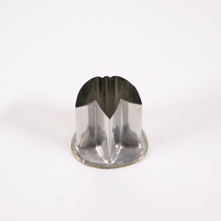 ●力を入れても手が痛くなりづらい。【商品情報】●たかもりの厚口野菜抜。●渕/真鍮巻き。●たかもりブランド。●力を入れても手が痛くなりづらい。●食材を吟味し、形を吟味する。●洗練された抜型はその機能を進化させ、料理の華を咲かせます。●代々培わ...