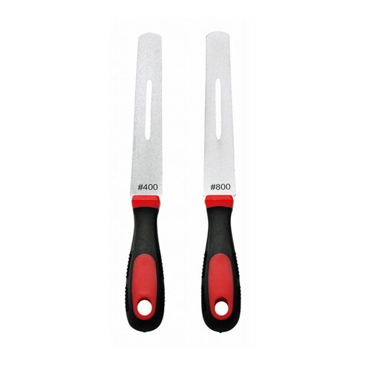 商品説明●表面＃400は包丁・ハサミ・鎌等に、裏面＃800はスライサーの仕上げ磨きに。●スライサーの切れ味が驚くほどよみがえる！軽くて薄い。●水を使わずなぞるだけ。●材質：金属部/ステンレス鋼(ダイヤモンド微粒子コーティング)、取手/ポリプ...