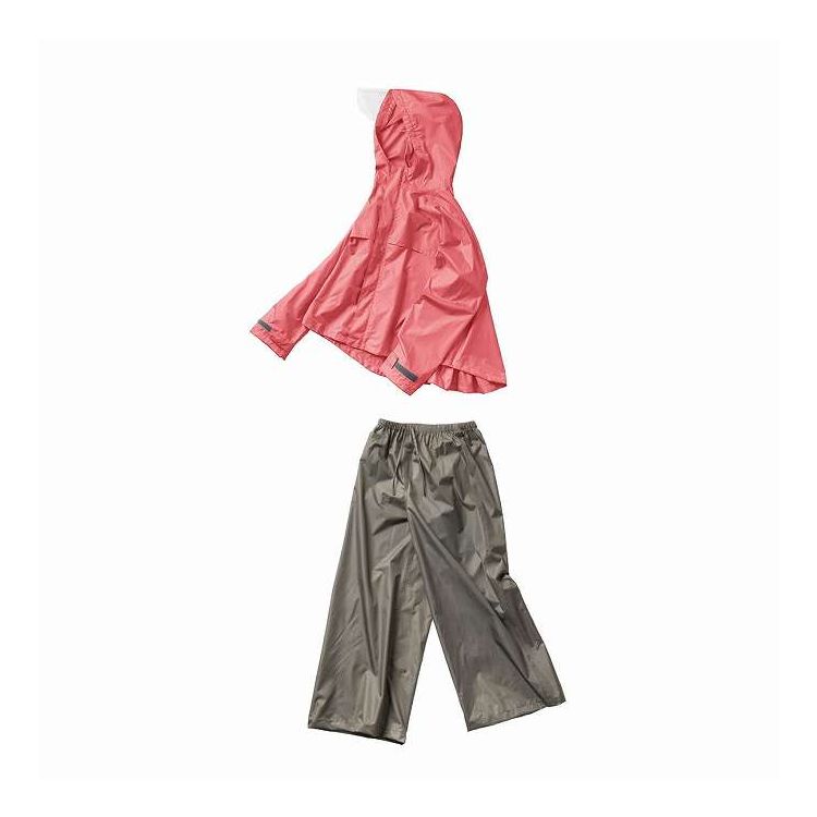 【商品情報】●ワイドシルエットでゆったり、すっきり重ね着できるレインスーツです。●折込式透明つばや反射プリント付きです。●タオルも入る内ポケットもあります。●ワイドパンツなので、長靴やスニーカーをはいたまま着脱可能です。●持ち運びに便利な収...