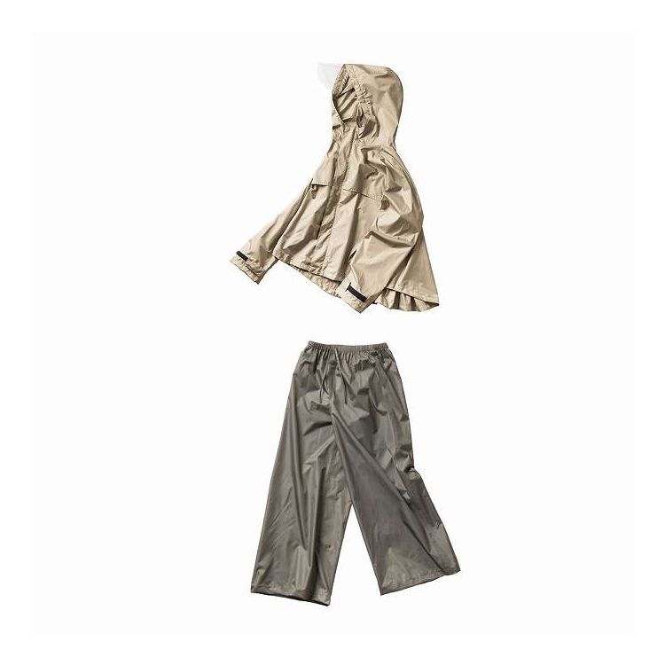 【商品情報】●ワイドシルエットでゆったり、すっきり重ね着できるレインスーツです。●折込式透明つばや反射プリント付きです。●タオルも入る内ポケットもあります。●ワイドパンツなので、長靴やスニーカーをはいたまま着脱可能です。●持ち運びに便利な収...