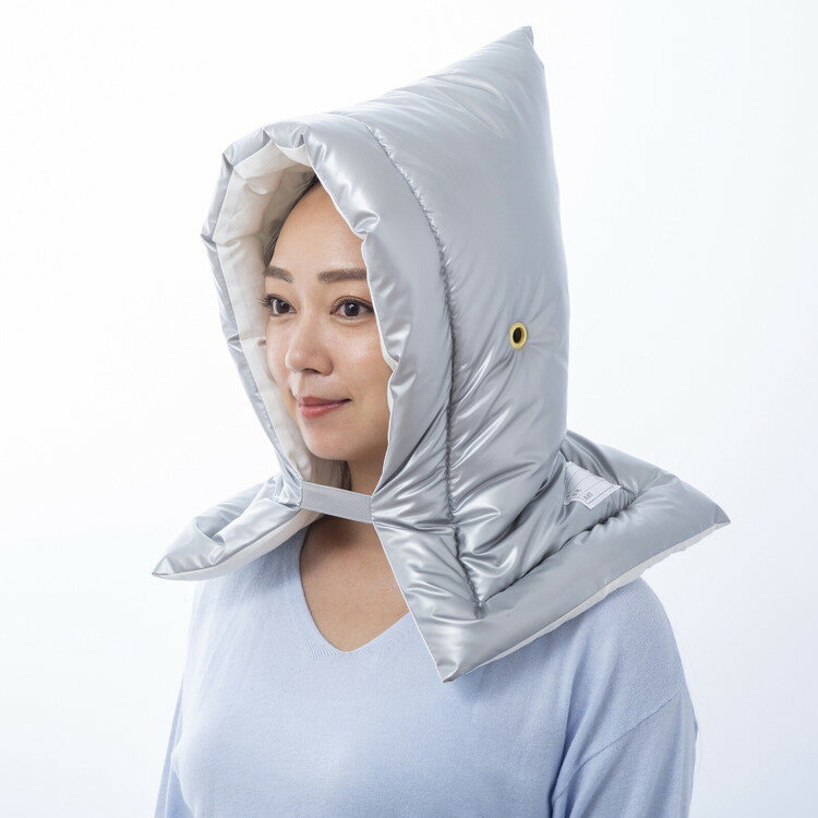 火災時の安全性を高める、難燃素材使用の軽量防災ずきんです。表地・裏地・中わたまで難燃素材を採用し、炎から頭部をしっかり守ります。衝撃吸収性にも優れており、避難時の安全対策に最適です。耳穴付きで周囲の音が聞こえやすく、緊急時の状況把握もスムー...