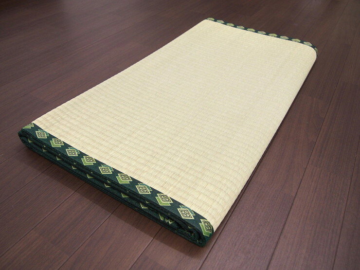 とにかく丈夫で、長く使える上敷きをお求めの方におすすめです。織る時の経糸（たていと）が約2倍使われており、より多くのい草がうちこまれています。だから丈夫で長持ち、最高級品質なんです。客間や仏間など、特別な「おもてなし」空間にもおすすめです。...