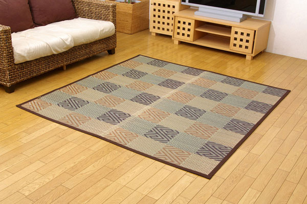 モダンな和柄のい草カーペットです。ボリュームがあり、織りで凹凸を出しています。国産（九州産）のい草を使用しています。一本一本が太く、表皮が厚く繊維がキメ細かいので弾力性があり、耐久性に優れています。い草には空気の自然浄化作用、湿度の調節作用...