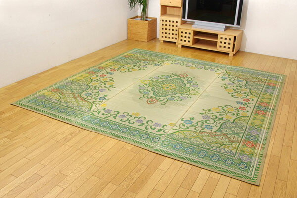 絵羽柄のエレガンス調花ござカーペットです。国産（九州産）のい草を使用しています。一本一本が太く、表皮が厚く繊維がキメ細かいので弾力性があり、耐久性に優れています。い草には空気の自然浄化作用、湿度の調節作用などがあります。また汚れにくく、使用...