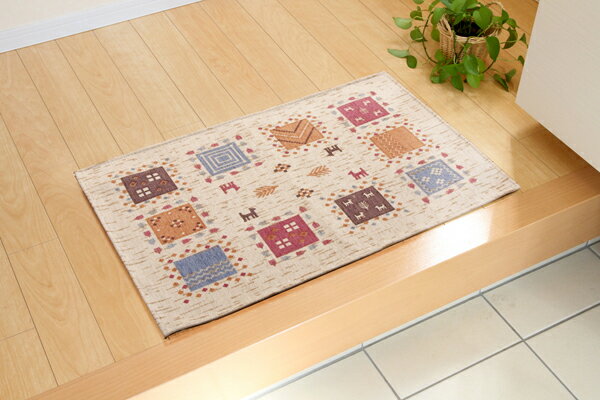 　【特徴】シェニール糸を使用した玄関マットです。シンプルなギャベ柄をあしらい、玄関をぱっと明るく演出してくれます。裏面にはすべりにくい加工を施しています。　【サイズ】約50×80cm　【素材】表地=ポリエステル100% 裏地=ポリエステル1...