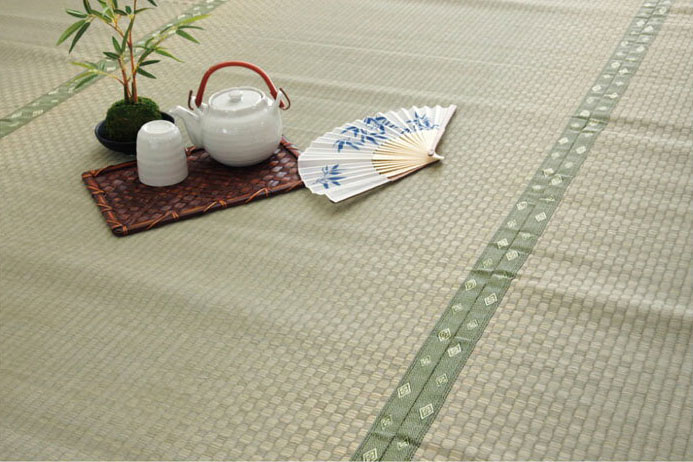 【商品特徴】国産（熊本県八代産）のい草を使用しています。国産い草は一本一本が太く、表皮が厚く繊維がキメ細かいので弾力性があり、耐久性に優れています。い草には空気の清浄化作用、湿度の調節作用があり、汚れにくいといった特徴があります。青森県のヒ...