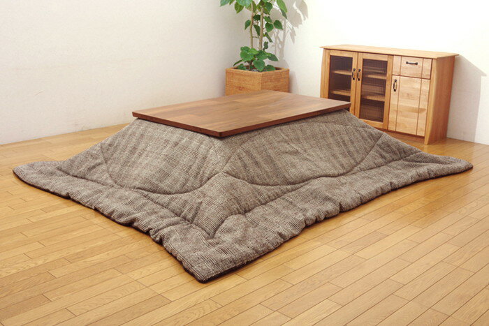 　【商品特徴】シンプルなデザインのこたつ布団です。表地にはツイード調の生地を使用しているため落ち着いた雰囲気のお部屋にぴったりです。裏地にはソフトな肌感触のフランネル生地を使用しています。薄手なのでかさばらず、コンパクトに収納できます。部分...