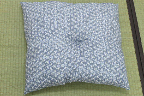 原産国:日本（側地=中国 製品加工=日本）素材:側地=ポリエステル100% 中綿=ポリエステル100%※30℃以下の水温で弱い手洗いで洗濯してください。（洗濯機は使用できません。） 干し方＝日陰のつり干しがよい。銘仙判サイズ（約55×59c...