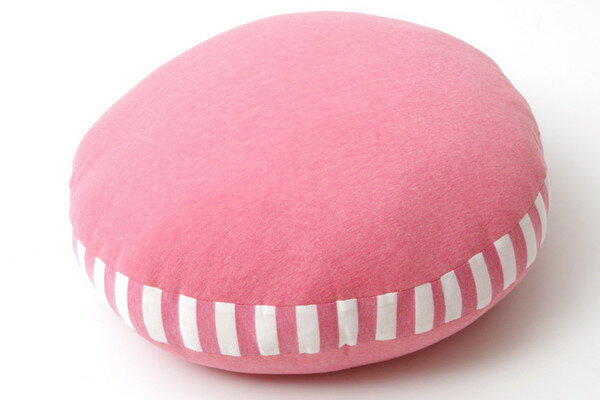 原産国:中国素材:側地=ポリエステル65%、綿35% 中綿=ポリエステル100%※30℃以下の水温で弱い手洗いで洗濯してください。（洗濯機は使用できません。） 干し方＝日陰のつり干しがよい。表地にニット素材を使用したクッションです。伸縮性が...